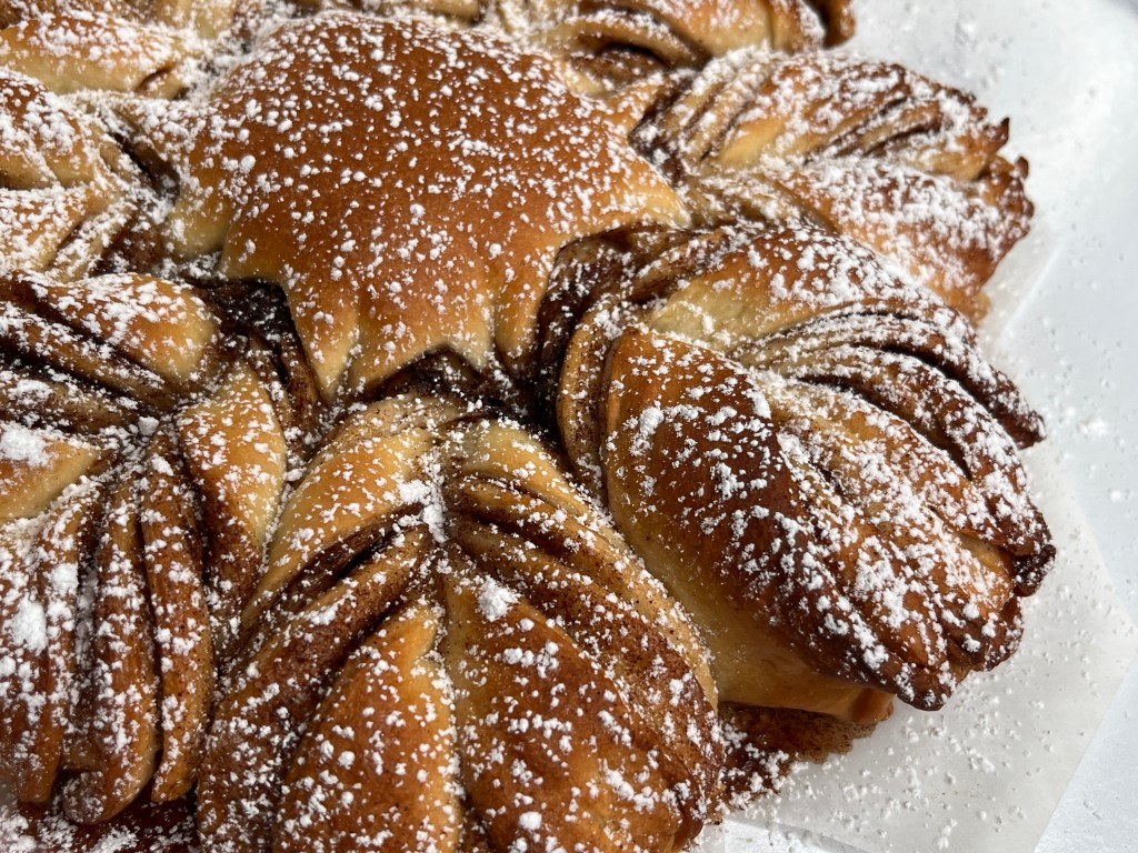 Cinnamon Sugar Star Bread - Dina's Diner